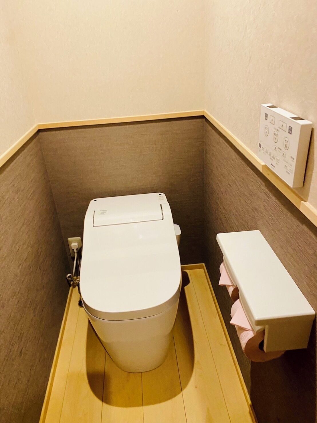 Casa de banho pequena e compacta com sanita, bidé e secador de mãos.