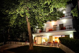 Fachada do alojamento (tarde/noite)