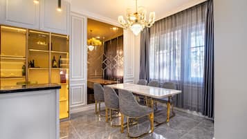 Vila, 2 quartos | Cozinha privada | Geladeira, micro-ondas, cooktop, cafeteira/chaleira
