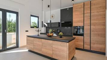 Villa de Luxo, 4 quartos, piscina privativa | Cozinha privada | Um frigorífico, um forno, uma placa de cozinha