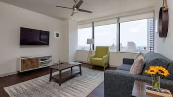 Apartamento | Sala de estar | Smart TV de 42 de polegadas com canais digitais, Netflix, Hulu