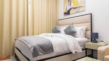 Estúdio econômico, sacada, vista para a cidade | Cofres nos quartos, ferros/tábuas de passar roupa, Wi-Fi de cortesia