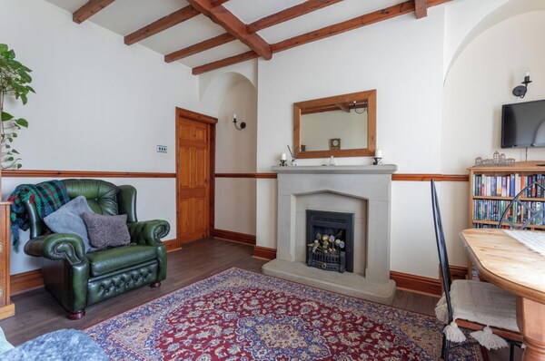 Haworth Village House - Sleeps 6, Parking & Pets! - Haworth