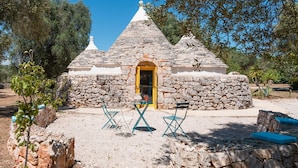Um edifício de pedra com telhado cônico e porta amarela.