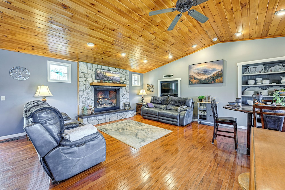 Lakefront Cabin Retreat W/ Dock In Robbinsville! - North Carolina