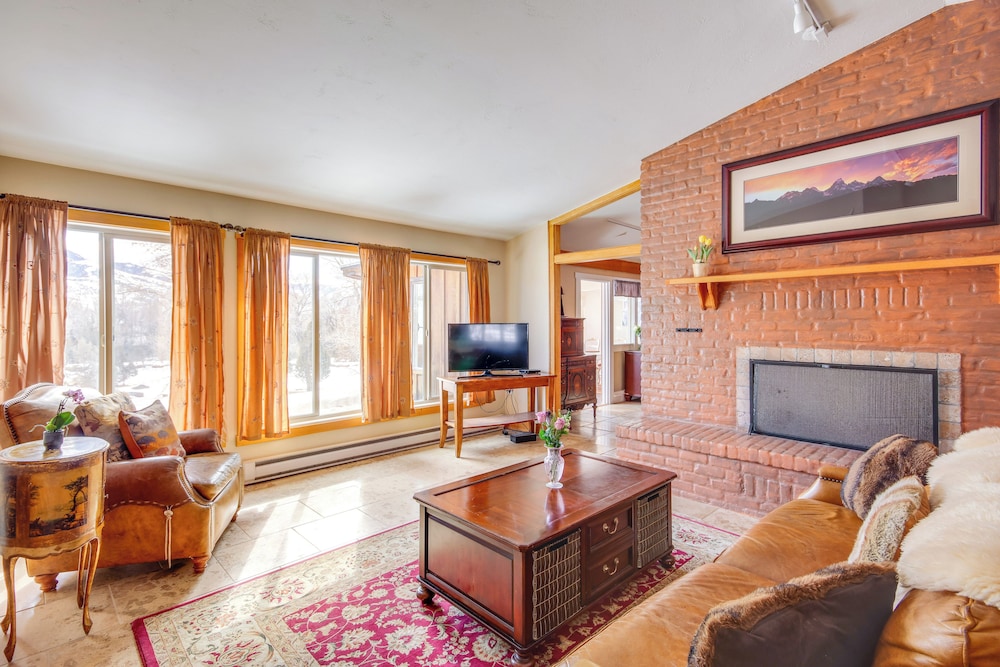 6 Mi To Chico Hot Springs: Villa W/ River Access - Emigrant, MT