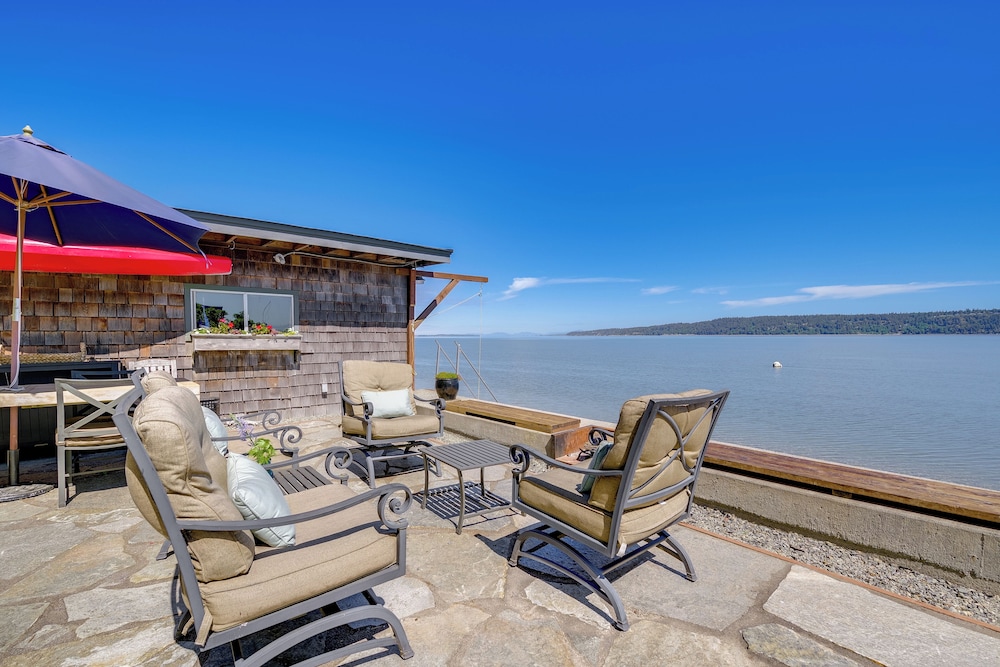 Waterfront Gem W/ 2 Patios On Camano Island - Langley