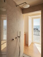 Apartamento, 2 quartos, duplex | Secretária adequada para computadores portáteis, quartos insonorizados 