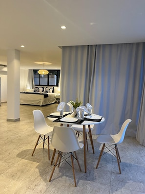 Estúdio Familiar, 2 quartos, cozinha, vista para a piscina | Camas de colchão viscoelástico, Wi-fi grátis 
