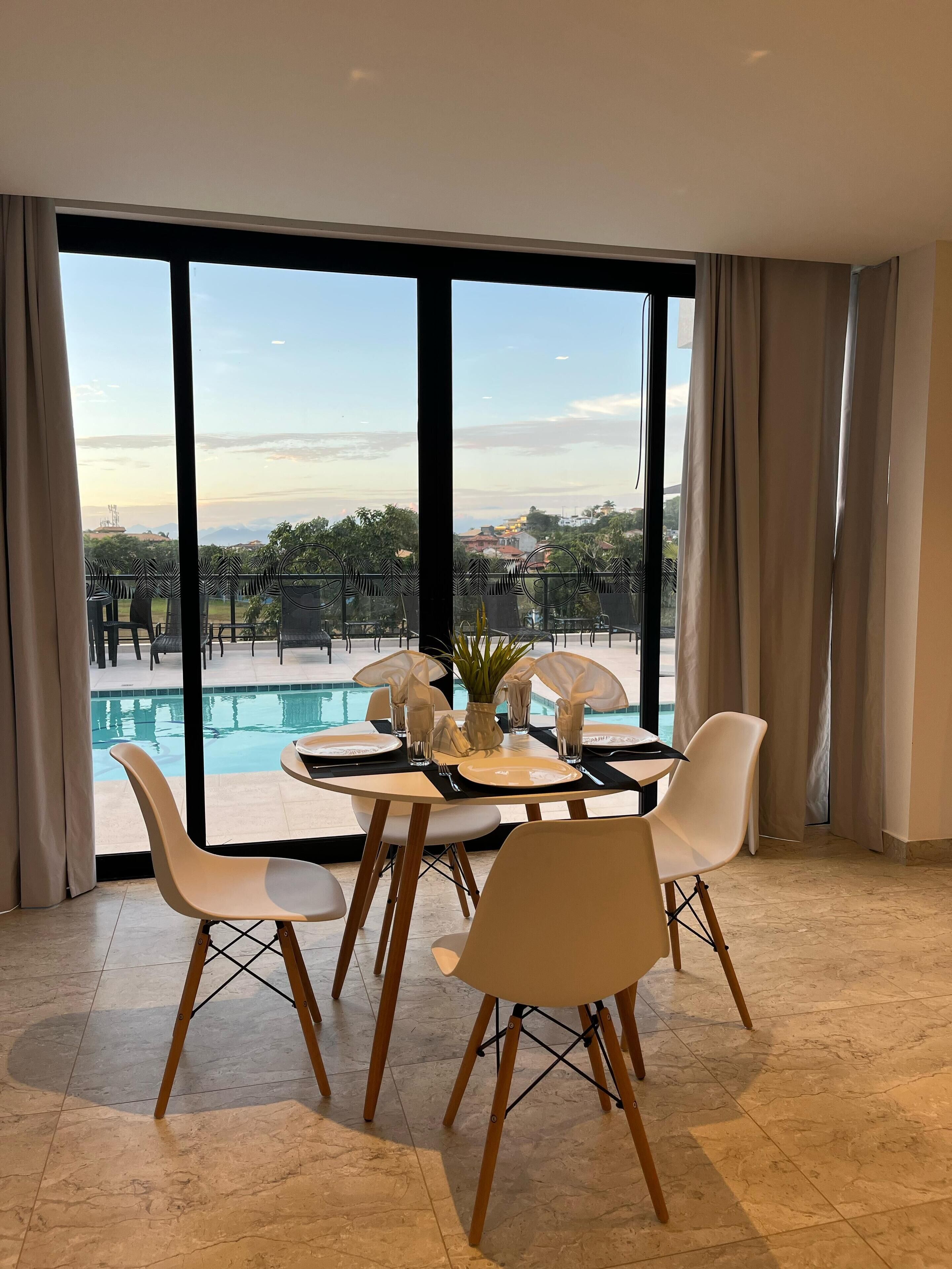 Estúdio família, 2 quartos, cozinha, vista para a piscina | Camas com colchões de espuma com sistema de memória, Wi-Fi de cortesia