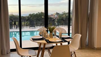 Estúdio família, 2 quartos, cozinha, vista para a piscina | Camas com colchões de espuma com sistema de memória, Wi-Fi de cortesia