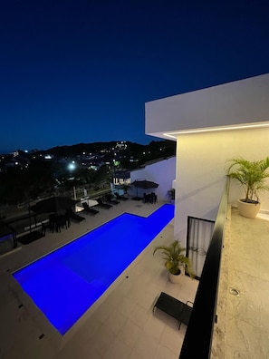 Piscina interior, da(s) 10:00 à(s) 21:00, guarda-sóis, espreguiçadeiras 