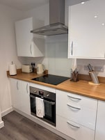 Apartamento | Cozinha privada | Geladeira, micro-ondas, fogão, cooktop