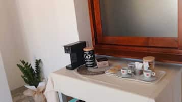 Quarto superior, sacada, vista parcial para o mar | Opções para refeição no quarto