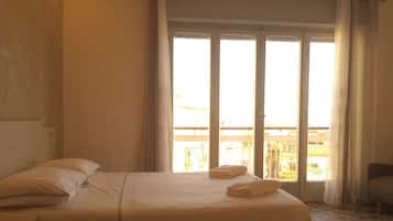 Quarto superior, sacada, vista parcial para o mar | Wi-Fi de cortesia