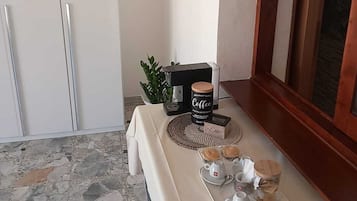 Quarto superior, sacada, vista parcial para o mar | Opções para refeição no quarto