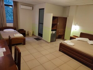 Quarto família | Escrivaninha, Wi-Fi de cortesia