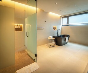 Suite Premium, 1 cama king-size, Vista para a cidade | Casa de banho | Artigos de higiene pessoal grátis, um secador de cabelo 