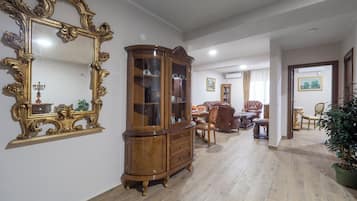 Apartamento luxo | Área de estar | Smart TV 40 polegadas com canais via satélite