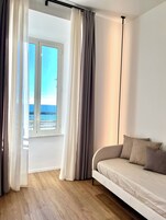 Quarto Triplo Deluxe, vista para o mar | Secretária, secretária adequada para computadores portáteis 