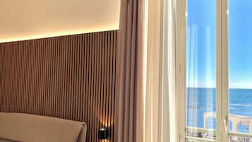 Quarto Triplo Deluxe, vista para o mar | Secretária, secretária adequada para computadores portáteis
