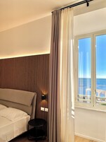 Quarto Triplo Deluxe, vista para o mar | Secretária, secretária adequada para computadores portáteis 