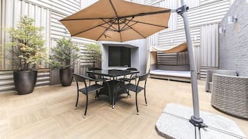 Family Room with Terrace | Cofre no quarto, secretária