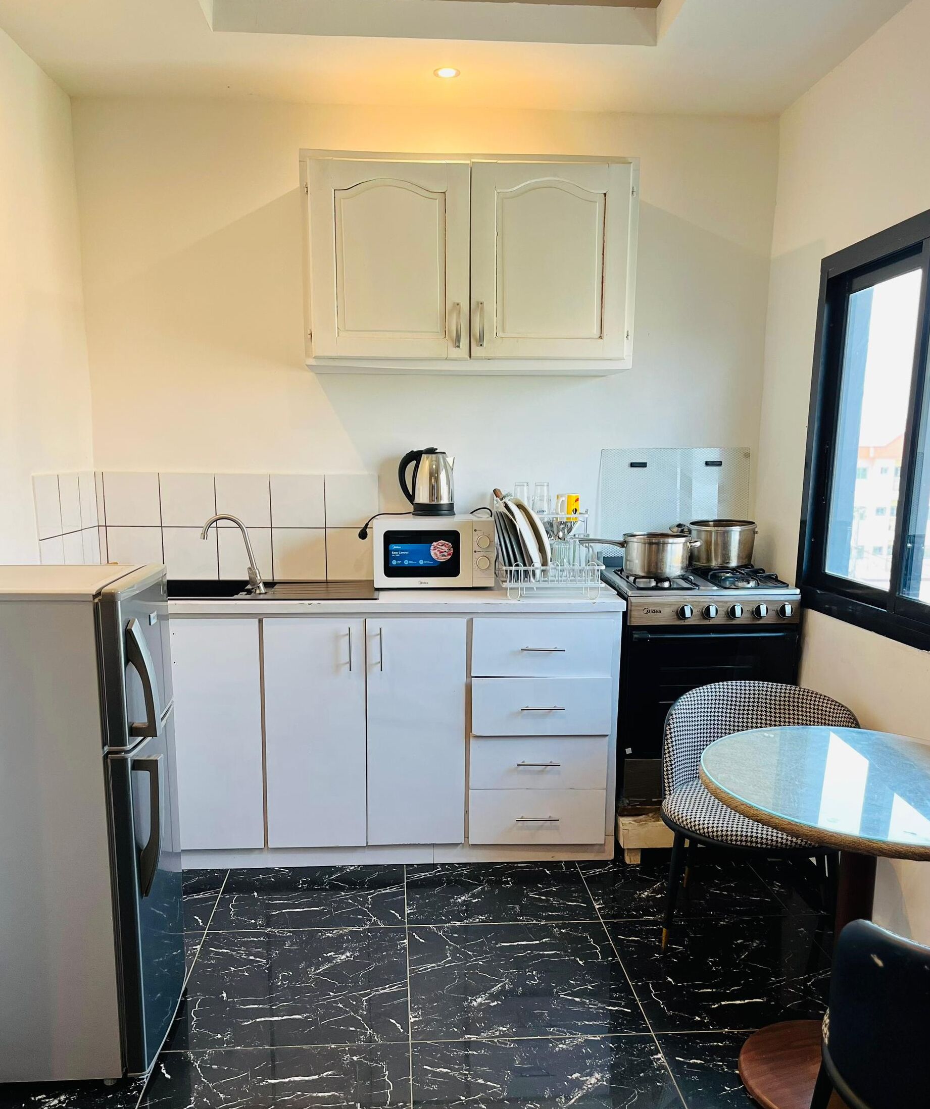 Geladeira, micro-ondas, fogão, cooktop