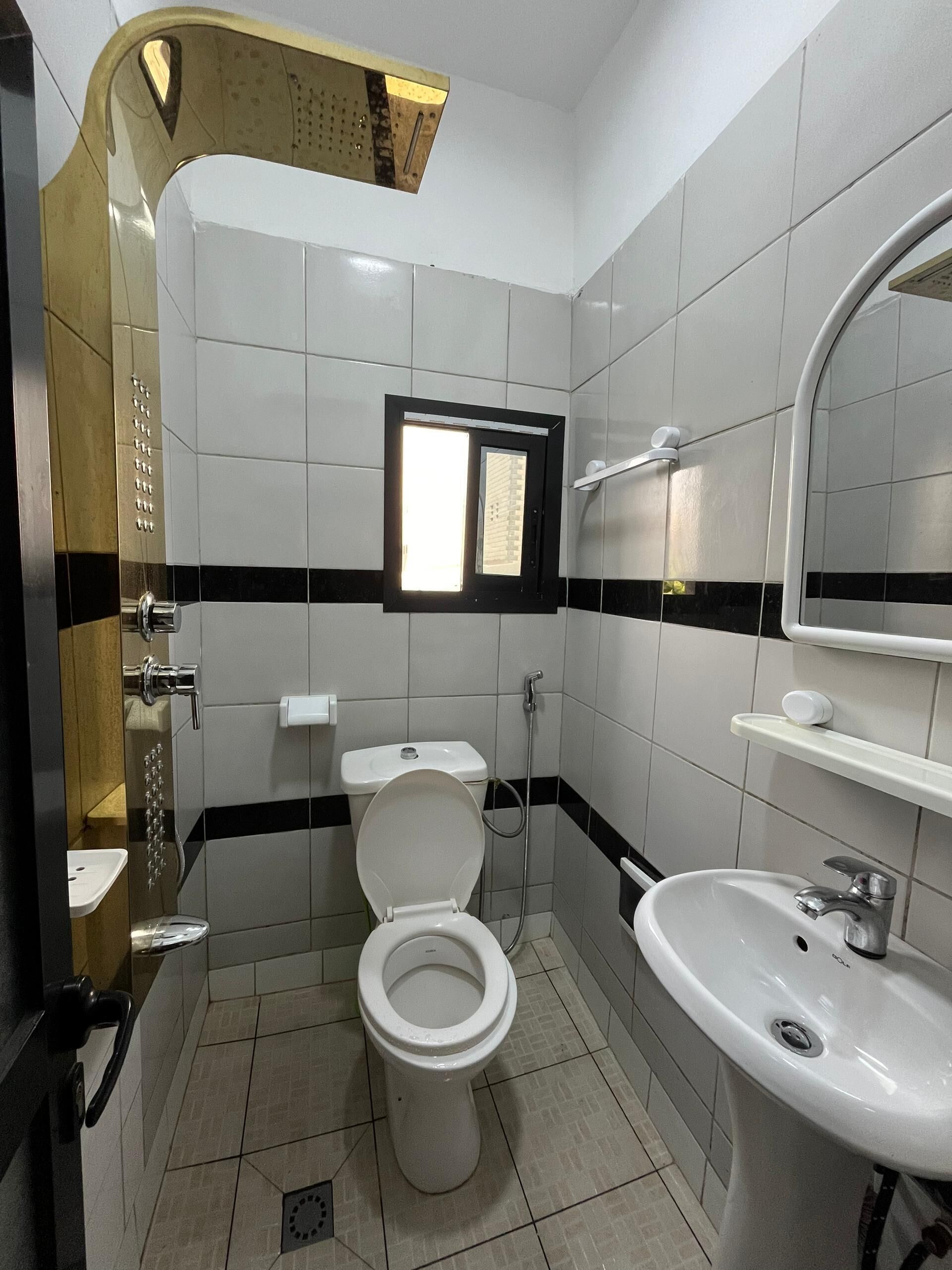 Chuveiro, produtos de toalete grátis, chinelos, toalhas de banho