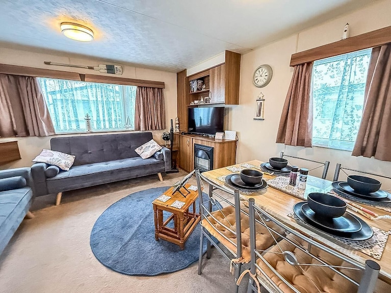6 Berth Caravan For Hire In Essex, Seawick Holiday Park Ref 27016r - Brightlingsea