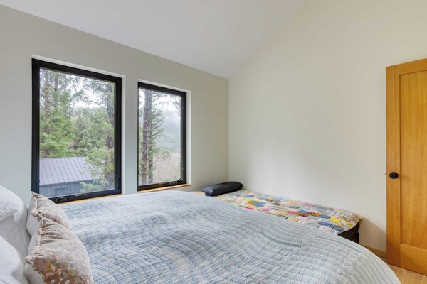 Rustic Arch Cape Getaway W/ Vibrant Interior Walk To The Beach Cape Wonder - Cannon Beach, OR