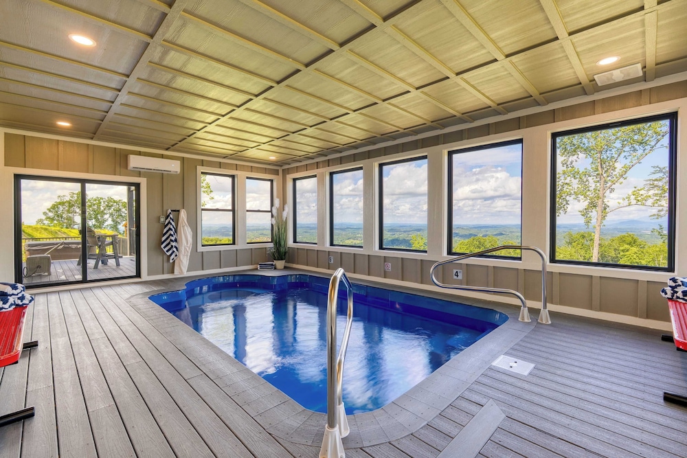 Luxury Group Retreat W/ Indoor Pool, Arcade & 56-mile Views Grand Vista Retreat - Townsend, TN
