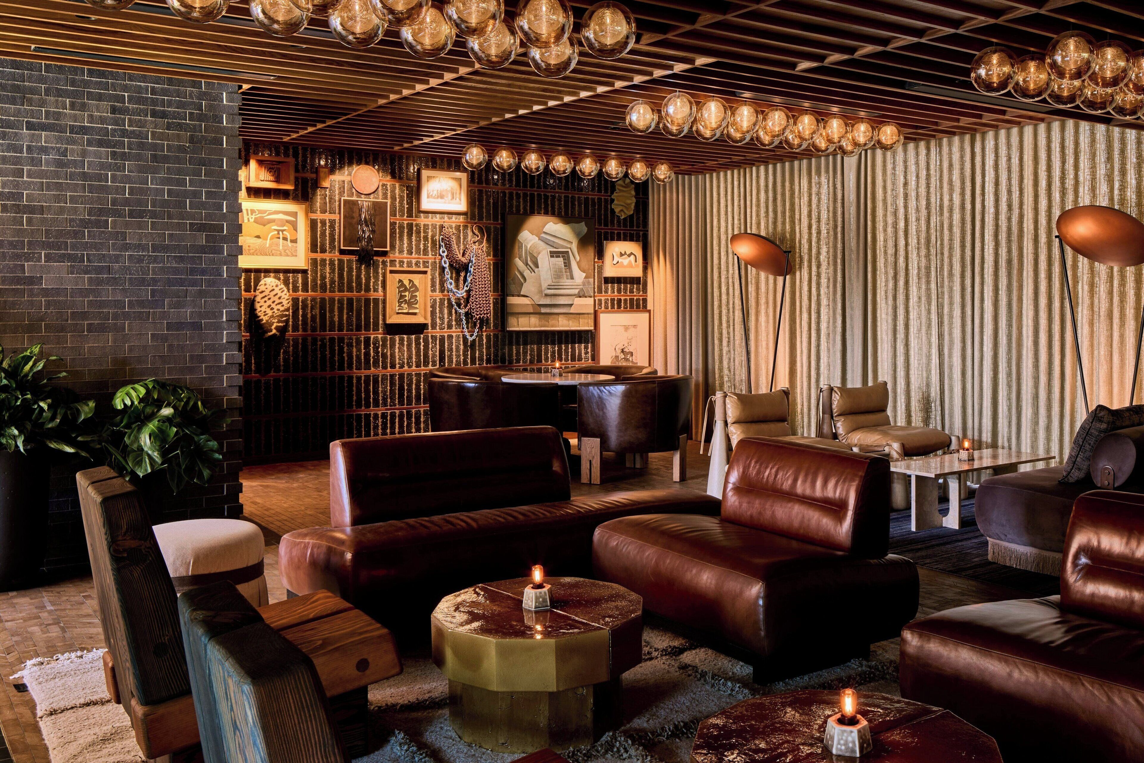 6 bares/lounges, bar na cobertura, saguão/lounge