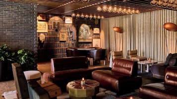 6 bares/lounges, bar na cobertura, saguão/lounge