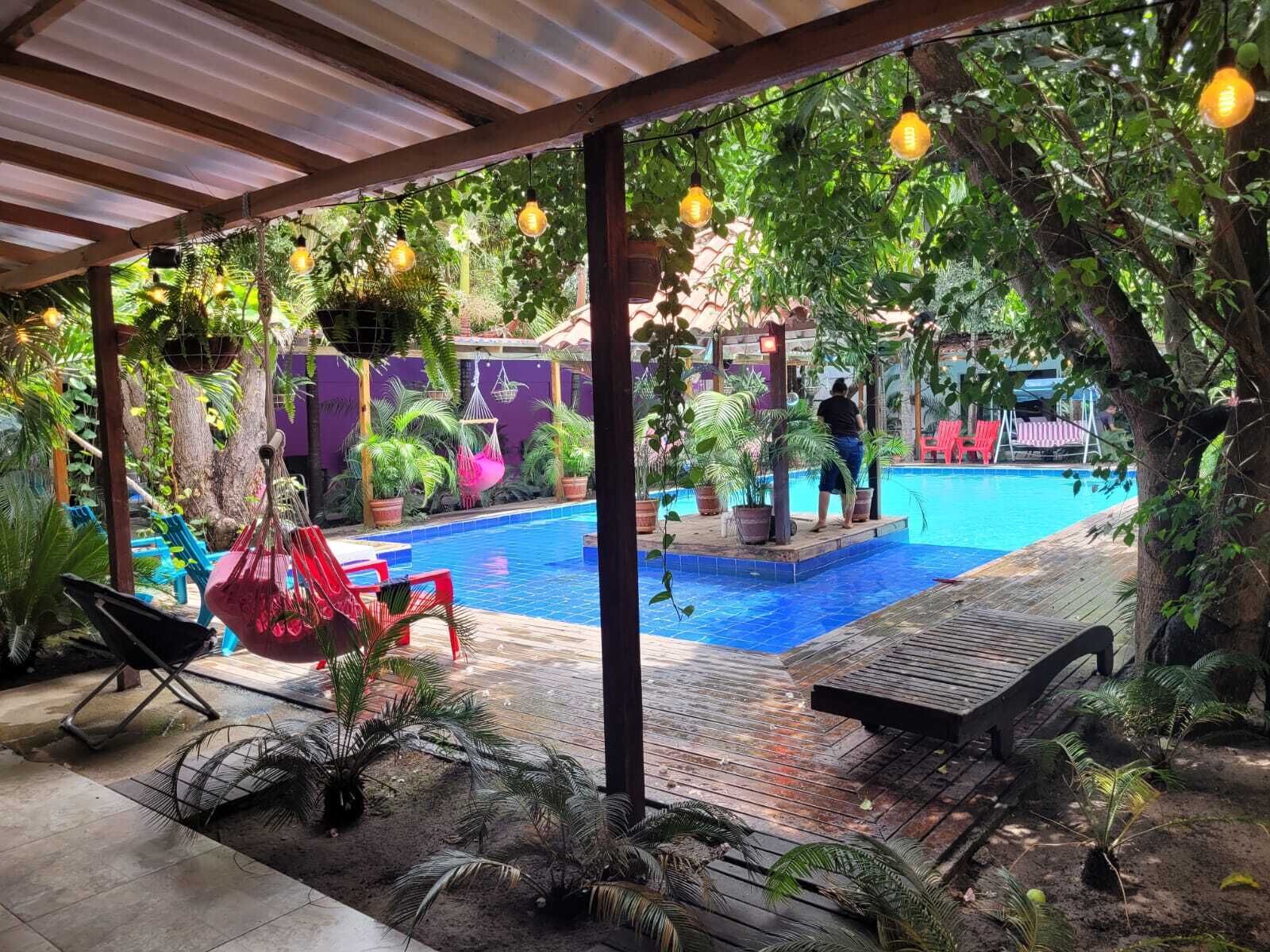 Fachada da propriedade à noite