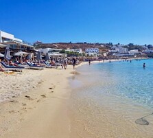Na praia, areia branca, toalhas de praia, massagens na praia 