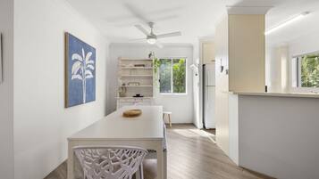 Two Bedroom Apartment in Central Burleigh | Sala de jantar
