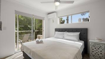 Two Bedroom Apartment in Central Burleigh | 2 quartos, ferros/tábuas de passar roupa, berços (sobretaxa)