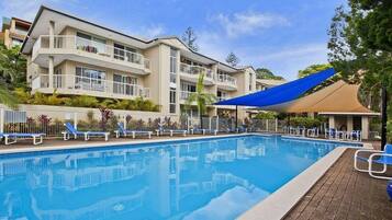 2 piscinas externas, espreguiçadeiras