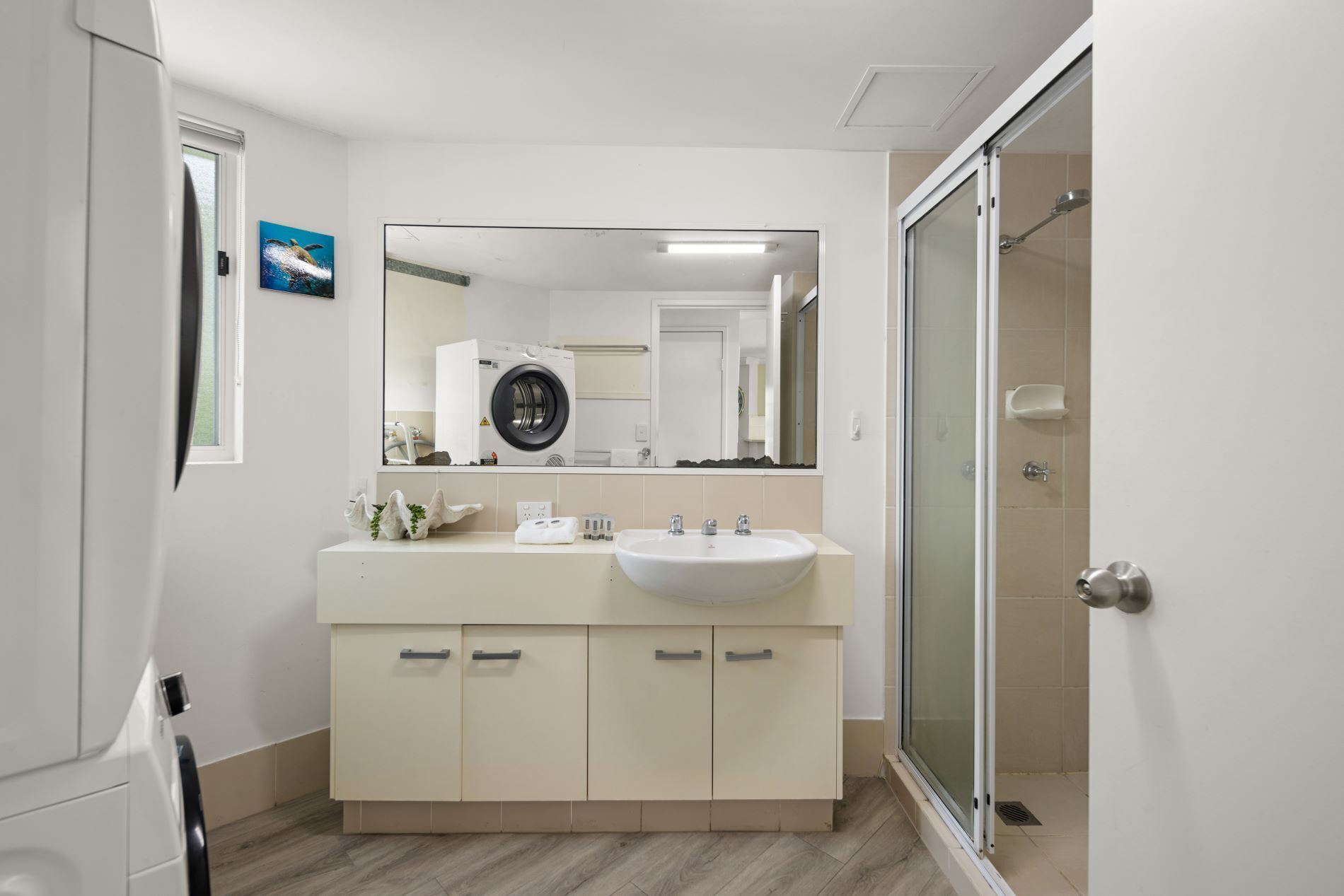 Two Bedroom Apartment in Central Burleigh | Banheiro
