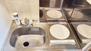 Apartamento | Cozinha privada | Um micro-ondas, uma placa de cozinha, utensílios de cozinha