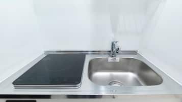 Apartamento, não fumadores (A-1) | Cozinha privada | Um frigorífico, um micro-ondas, uma placa de cozinha