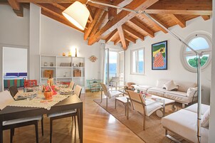 Apartamento Familiar, vários quartos, 2 casas de banho (Morgante Salò-Lake view & parking) | Sala de estar | Televisor de ecrã plano de 21 polegadas com canais por cabo, televisor 