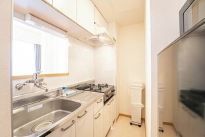 Um frigorífico, um micro-ondas, uma placa de cozinha 