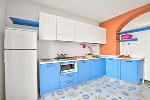 Estúdio Standard (Complesso Azzurro Mono 2 Near The) | Cozinha privada | Um frigorífico, um micro-ondas, uma placa de cozinha 