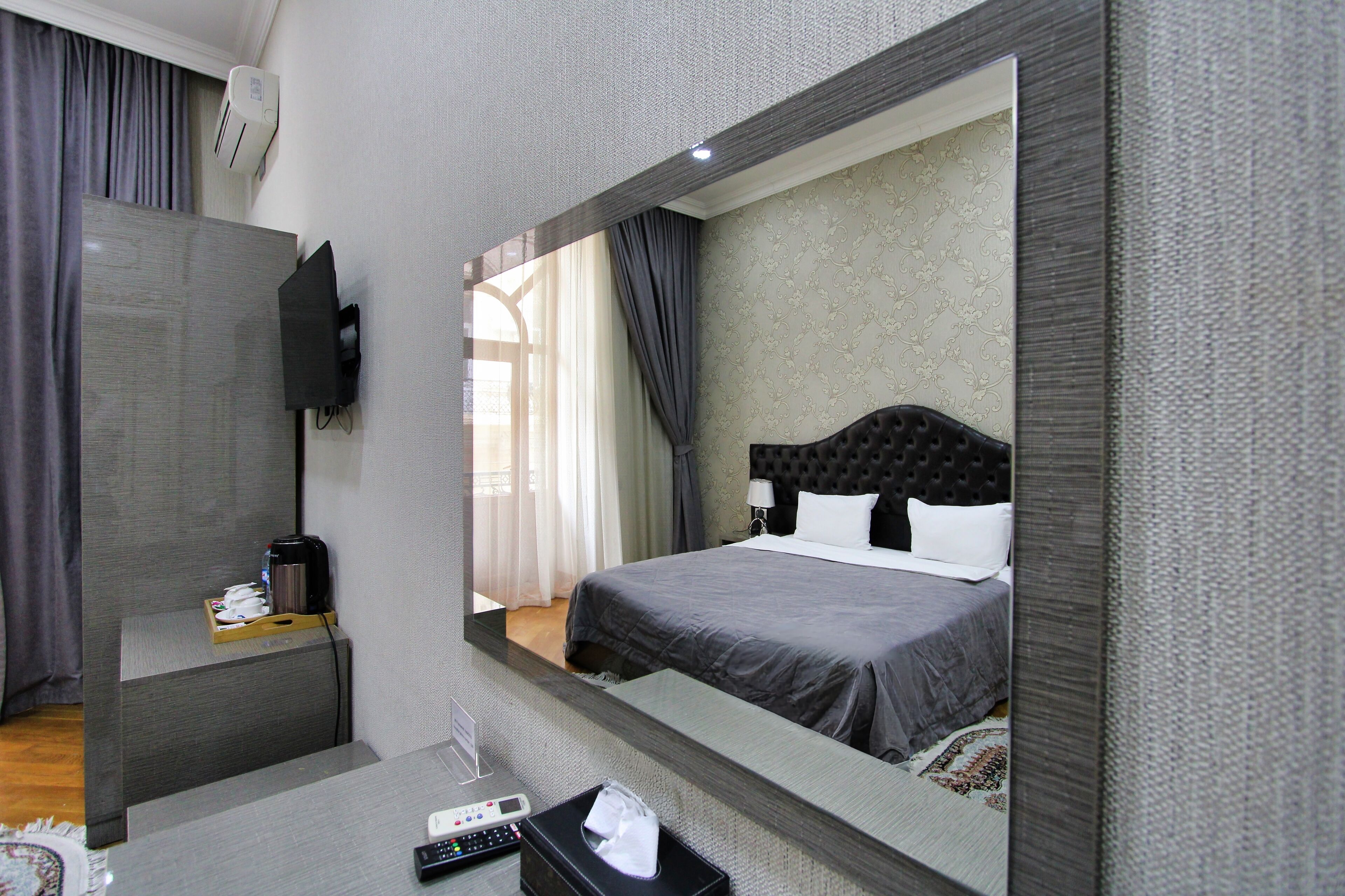 Quarto casal standard, 1 cama King, vista para a cidade | Roupas de cama premium, frigobar, cofres nos quartos, escrivaninha