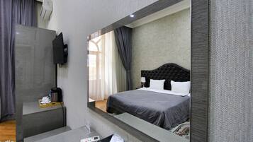 Quarto casal standard, 1 cama King, vista para a cidade | Roupas de cama premium, frigobar, cofres nos quartos, escrivaninha