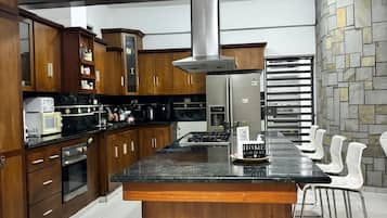 Frigobar, micro-ondas, fogão, cooktop