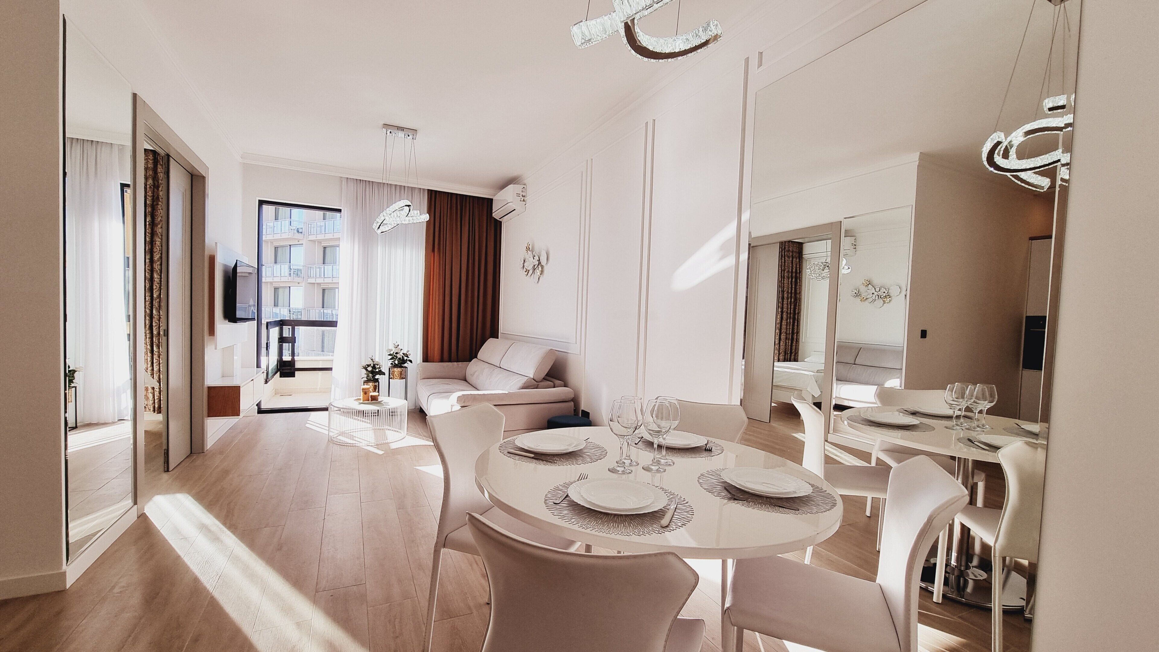 One Bedroom Apartment | Sala de estar | Televisor LCD de 25 polegadas com canais por cabo 