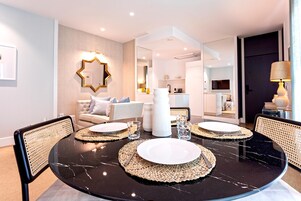 Apartamento (2 Bedrooms) | Opções para refeição no quarto